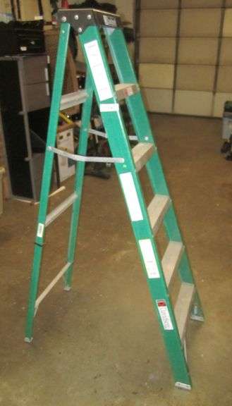 6 ft. Davidson green fiberglass ladder - Mark Van Hook, Auctioneer