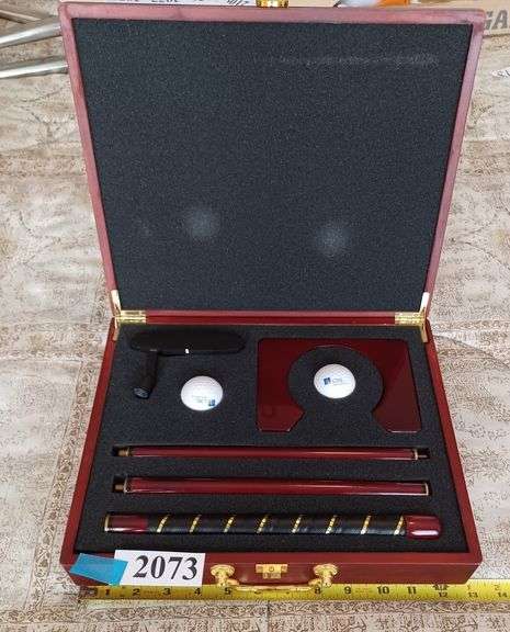 Putter and golf ball set in wood case - Mark Van Hook, Auctioneer