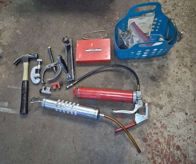 Grease gun, rasp, hammer, flaring kit, other hand tools, hardware, Etc ...