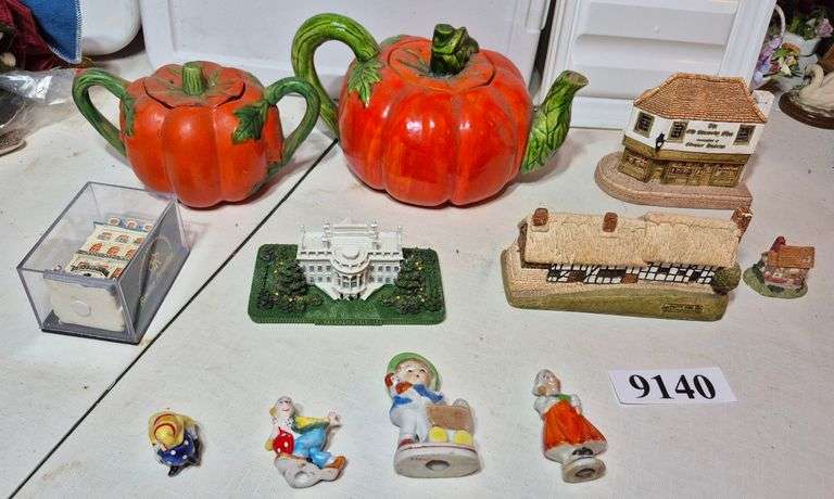 Tomato teapot and sugar, building figurines, small ceramic figurines ...