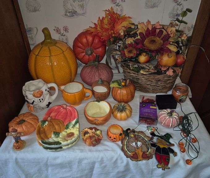 Halloween, thanksgiving, and fall decorations - Mark Van Hook, Auctioneer