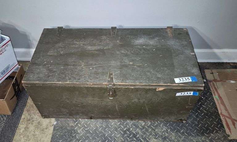 Military foot locker. No tray. - Mark Van Hook, Auctioneer
