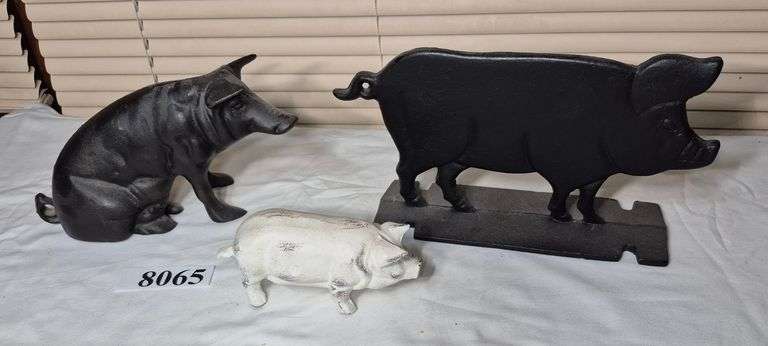 Three cast iron Pigs - Mark Van Hook, Auctioneer