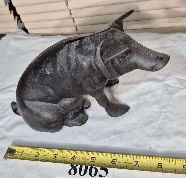 Three cast iron Pigs - Mark Van Hook, Auctioneer