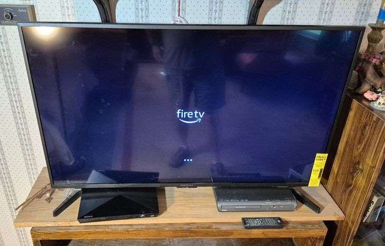 Insignia 43 inch fire tv, Sony Blu-ray / CD player, RCA DVD player ...