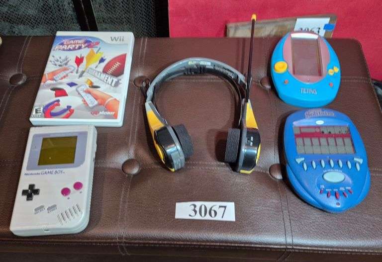 Nintendo game boy, Wii game party 2, radio headphones, electronic games ...