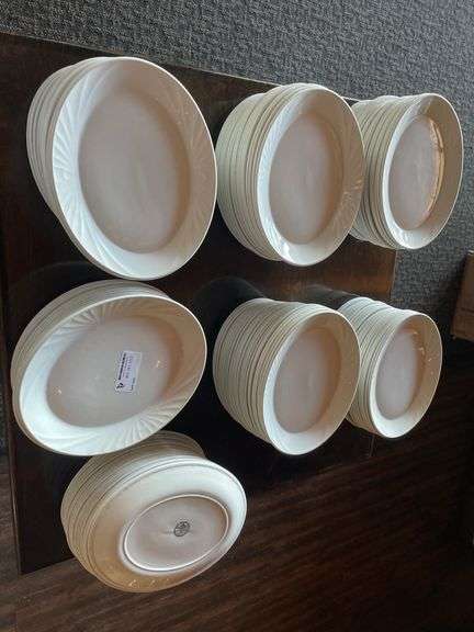 TABLE OF APROX. 165PCS DUDSON DURALINE PLATES - North American Auction LLC