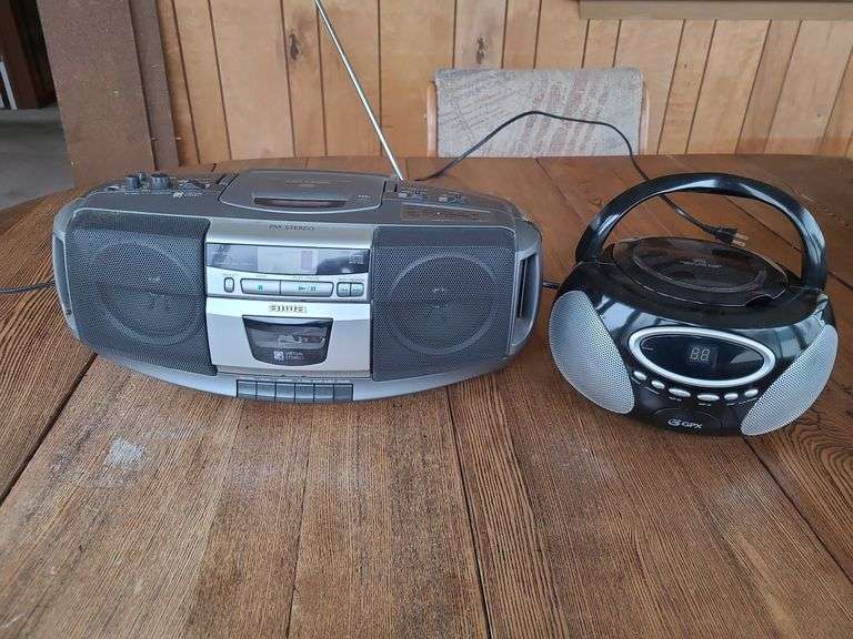 Two CD/Radio Stereo Boomboxes. 3szn - Ness Bros Realtors & Auctioneers