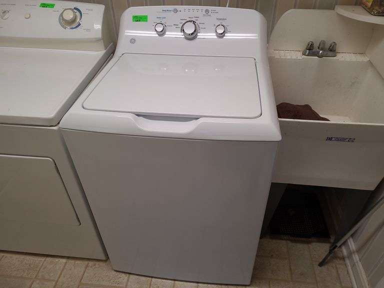 GE Large Capacity Washing Machine. - Ness Bros Realtors & Auctioneers