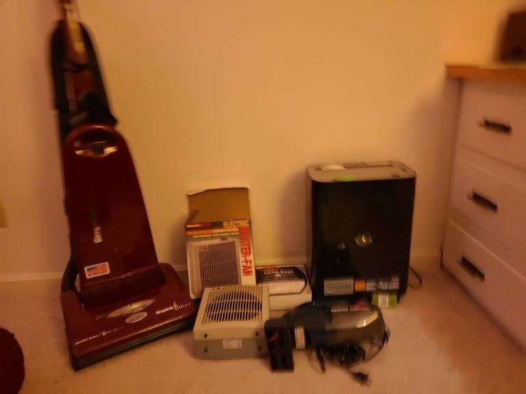 Vacuum, Paper Shredder. - Ness Bros Realtors & Auctioneers