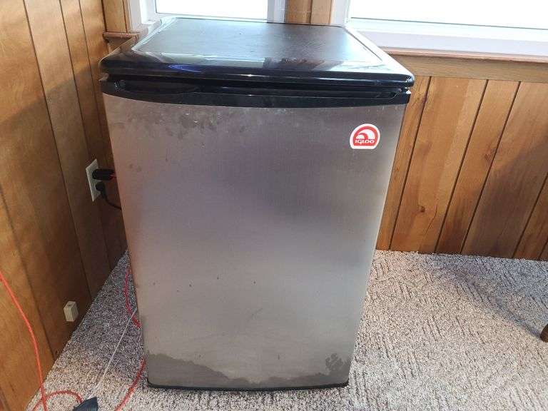 Igloo Mini Fridge. 3szn - Ness Bros Realtors & Auctioneers