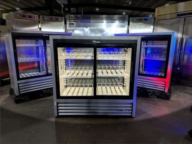 True GDM-41CPT-48-HC-LD with TRUETRAC Gravity Flow Shelves and Clear P ...