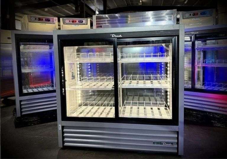 True GDM-41CPT-48-HC-LD with TRUETRAC Gravity Flow Shelves and Clear P ...