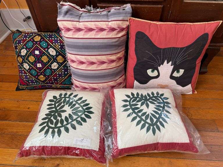 Assorted throw pillows - NGW Auctions