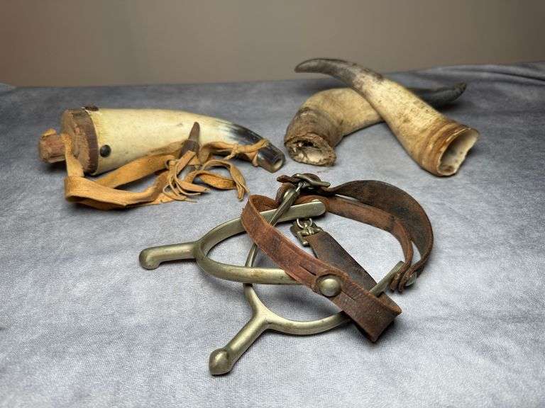Powder horn, cut horns and spurs - NGW Auctions