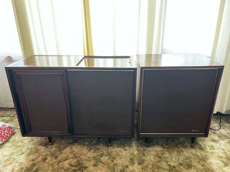 Magnavox stereo system - NGW Auctions