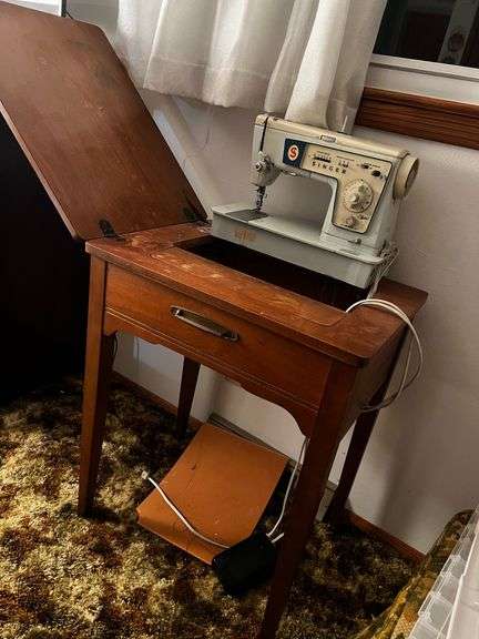 Singer sewing machine / table combo - NGW Auctions