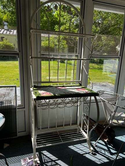 Painted metal bakers rack - NGW Auctions