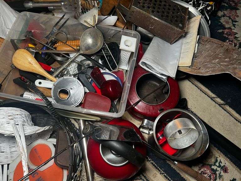 Large selection of kitchen items - NGW Auctions