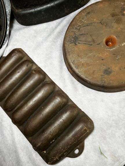 Cast iron corn bread molds, lid and square pan - NGW Auctions
