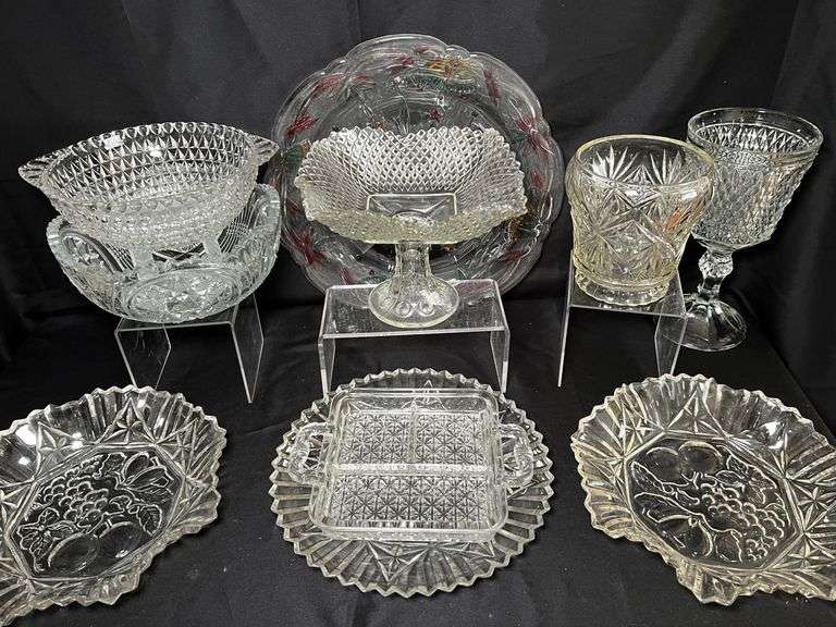 Tabletop of pressed and crystal clear glassware - NGW Auctions