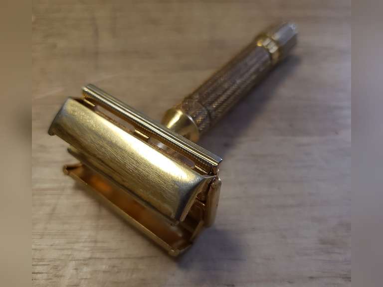 Gillette gold tone razor - Northern Kentucky Auction, LLC