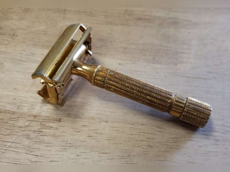 Gillette gold tone razor - Northern Kentucky Auction, LLC