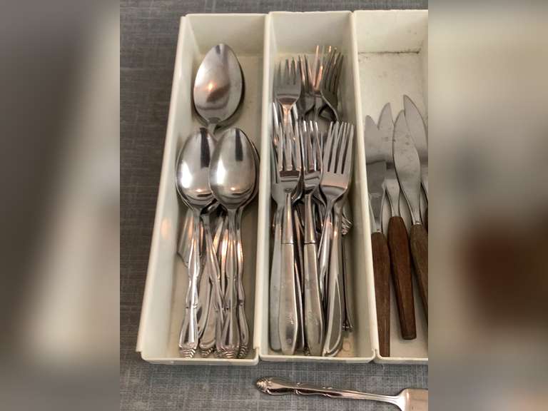 Everyday utensils with dividers. - Northern Kentucky Auction, LLC