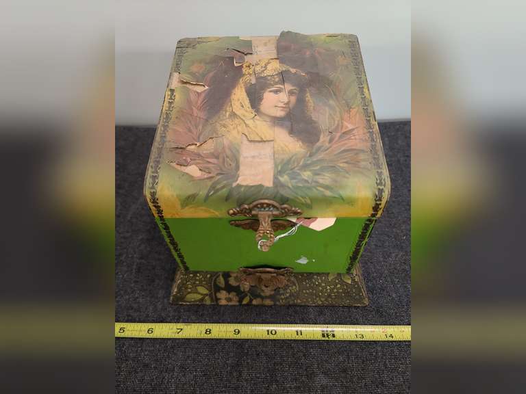 Victorian collar box - Northern Kentucky Auction, LLC