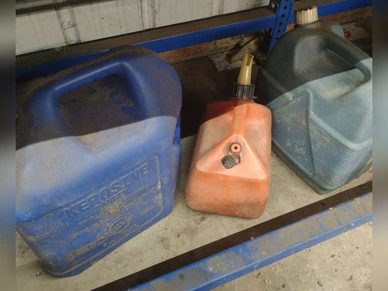 Kerosene can and 2 gas cans - Northern Kentucky Auction, LLC