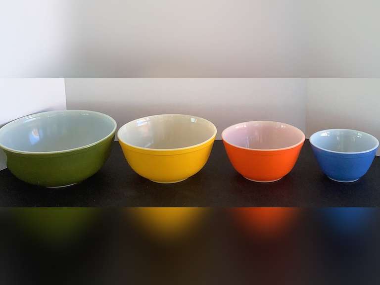 4 Bowl set of Pyrex in primary colors. - Northern Kentucky Auction, LLC