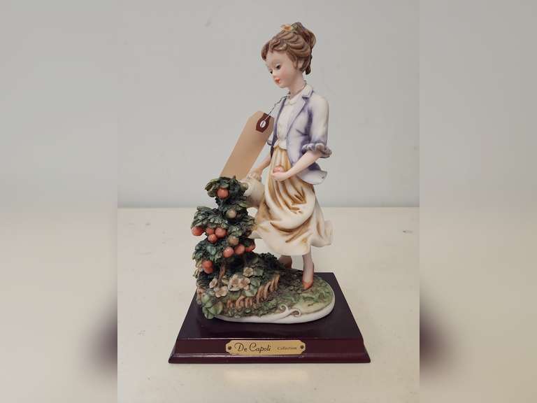 De Capoli Collection figurine - Northern Kentucky Auction, LLC