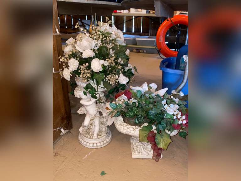 Decorative flower arrangements - Northern Kentucky Auction, LLC
