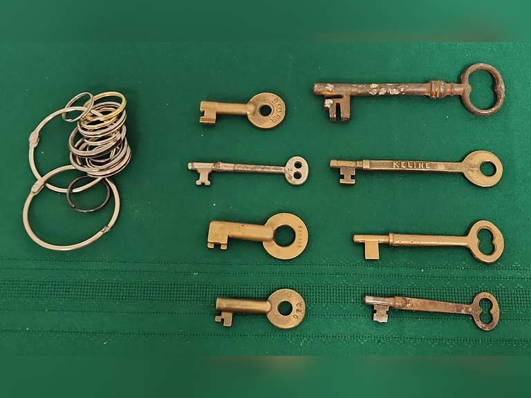 Assorted keys and rings - Northern Kentucky Auction, LLC