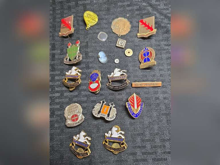 Assorted pins - Northern Kentucky Auction, LLC