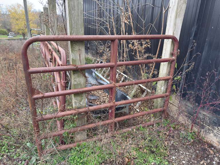 70” Gate. Buyer must disassemble and move. - Northern Kentucky Auction, LLC