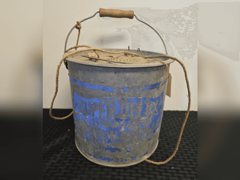 Super Deluxe minnow bucket - Northern Kentucky Auction, LLC