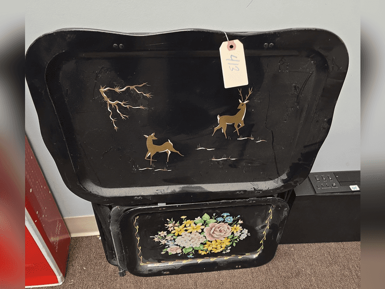 4 Metal TV trays - Northern Kentucky Auction, LLC