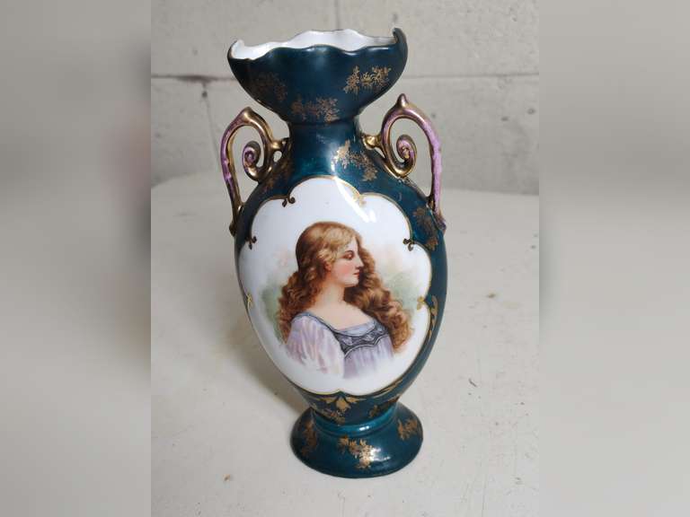 Victoria Austria vase - Northern Kentucky Auction, LLC