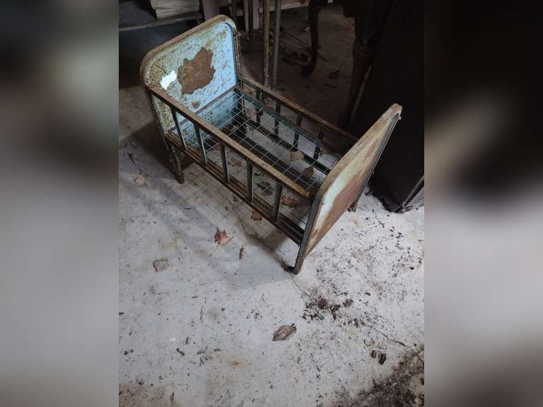 Metal doll bed - Northern Kentucky Auction, LLC