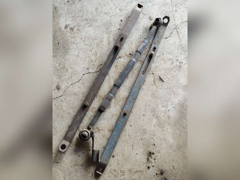 Tractor 3-point hitch lift bars - Northern Kentucky Auction, LLC