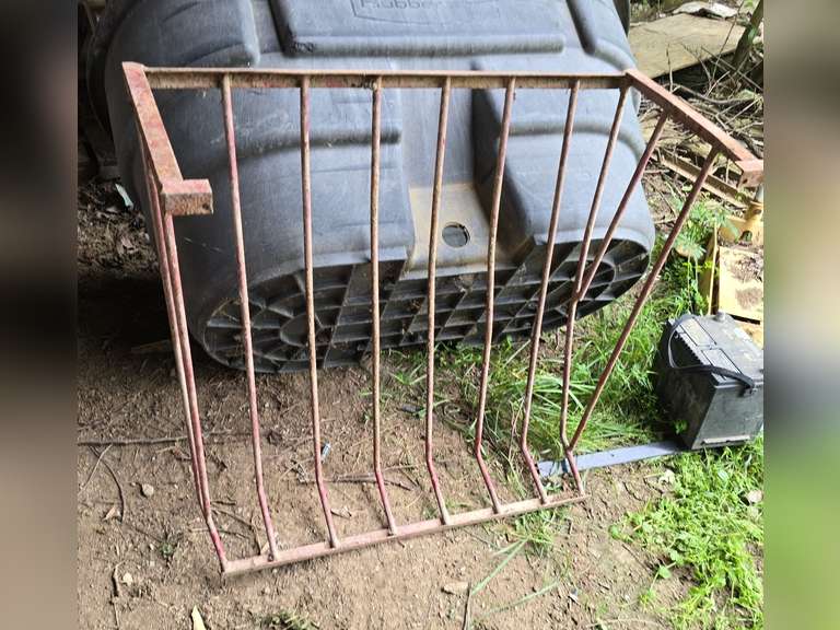 Metal wall hay rack - Northern Kentucky Auction, LLC