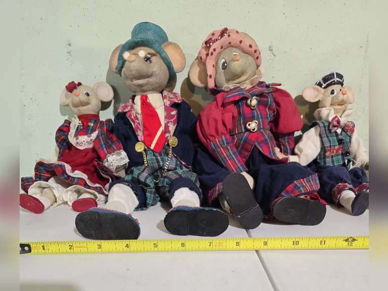 Christmas Around the World mice family - Northern Kentucky Auction, LLC