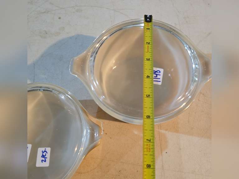 2 Small Pyrex dishes with lids - Northern Kentucky Auction, LLC