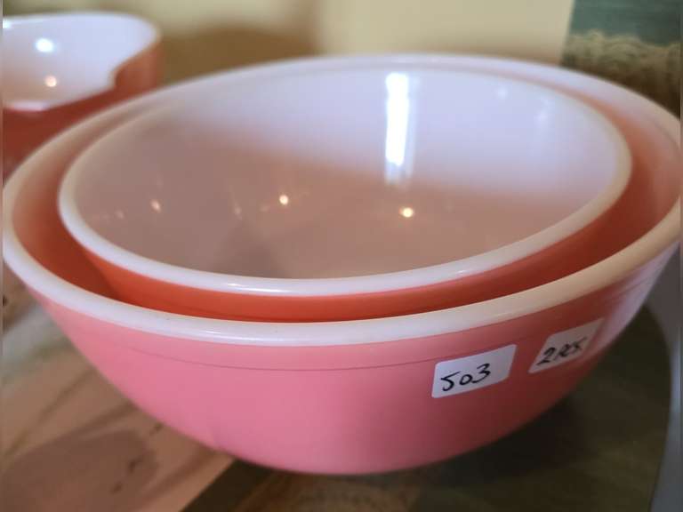 2 Pink Pyrex nesting bowls - Northern Kentucky Auction, LLC