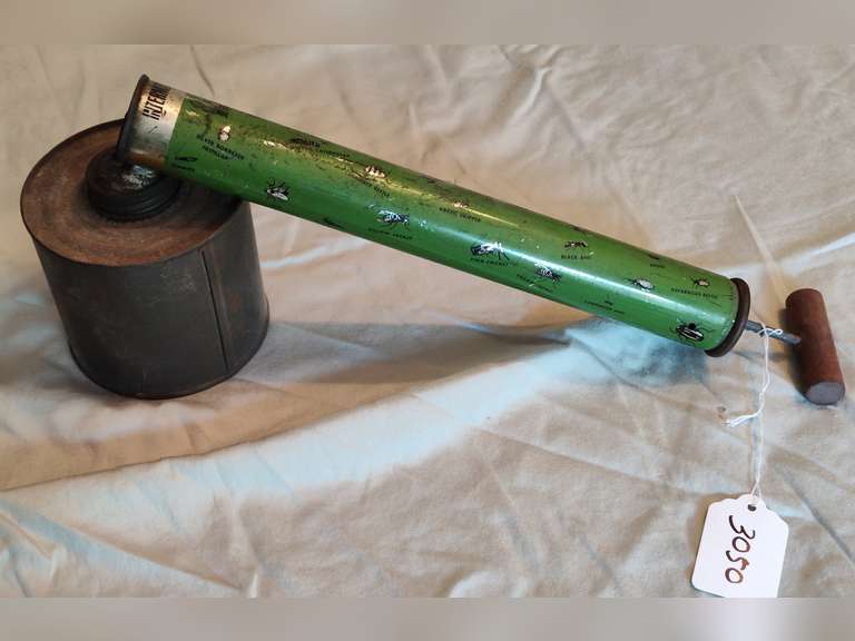 Universal insect sprayer pump duster - Northern Kentucky Auction, LLC