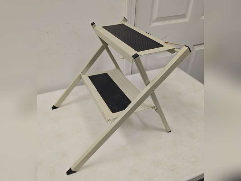 2 Step ladder - Northern Kentucky Auction, LLC