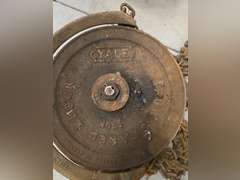 Yale 1 ton spur geared block chain hoist - Northern Kentucky Auction, LLC