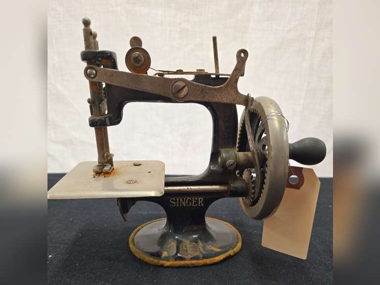 Singer Mini Sewing Machine Child's Toy - Northern Kentucky Auction, LLC