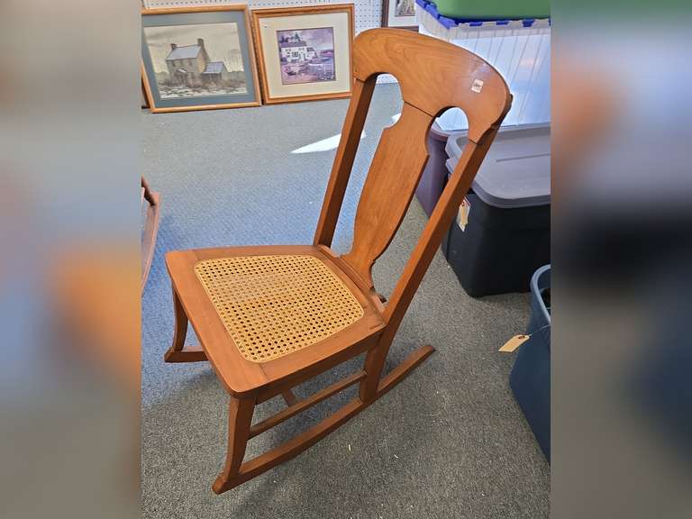 Antique grandma's rocking chair - Northern Kentucky Auction, LLC